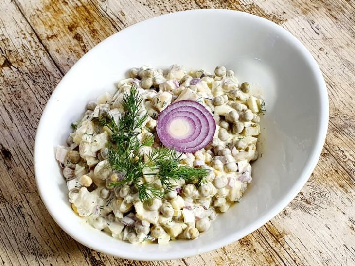 Szybka sałatka śledziowa na Wigilię i Święta | Kulinarny Świat